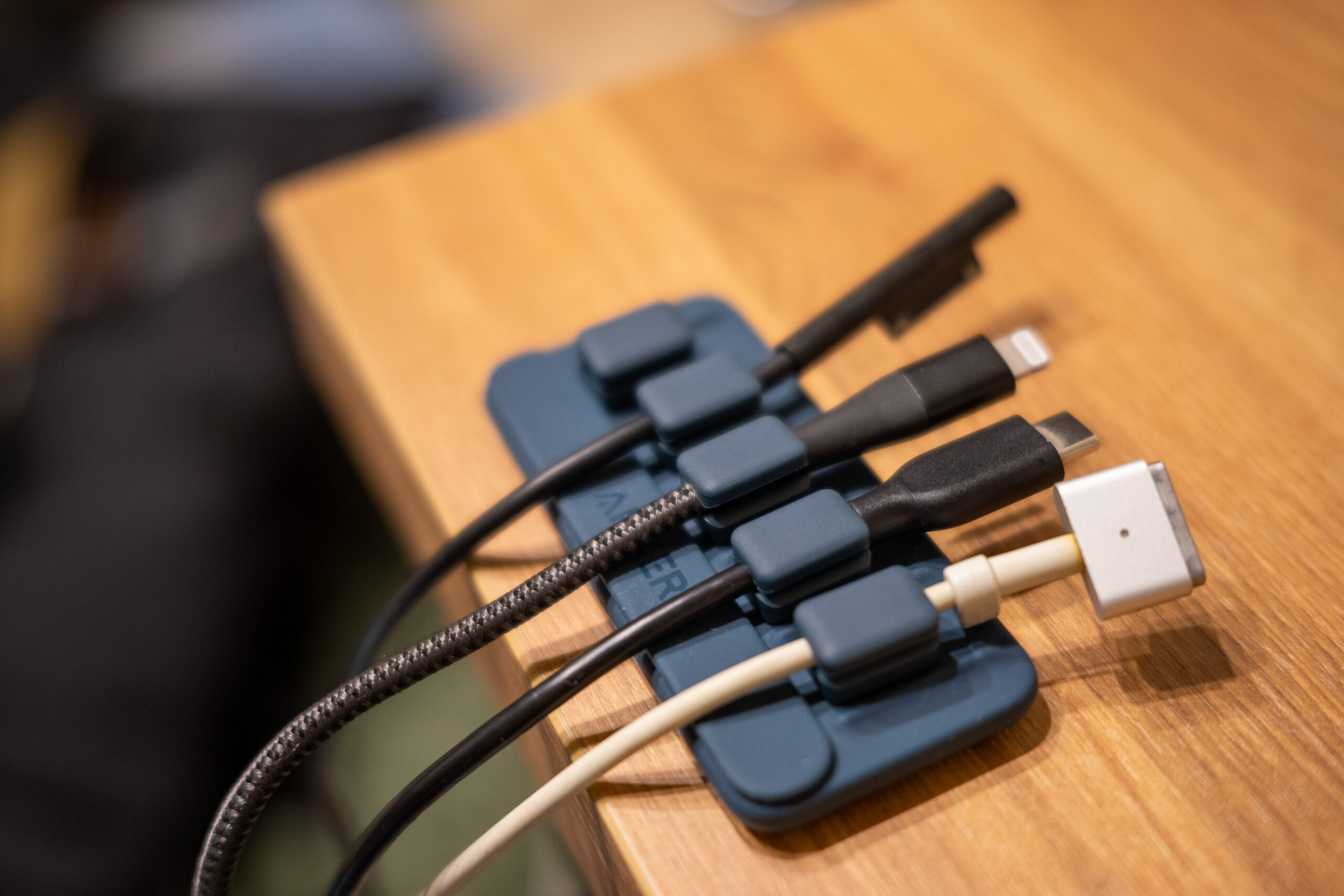 Anker “Magnetic Cable Holder”でデスクをスッキリしよう | kotatsu ni mikan